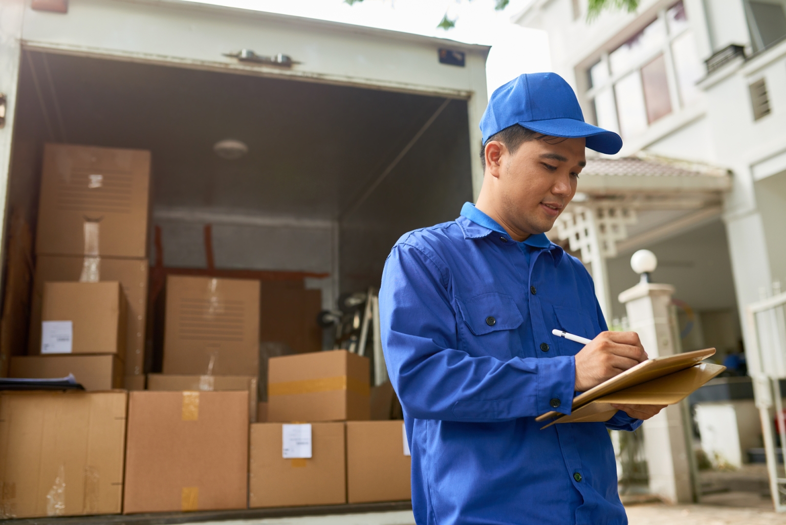 What are the benefits of hiring a moving company?